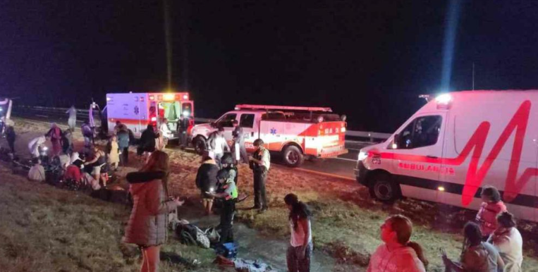 31 heridos deja volcadura de autobús en la México-Guadalajara - Megalópolis 31 heridos deja volcadura de autobús en la México-Guadalajara - Megalópolis